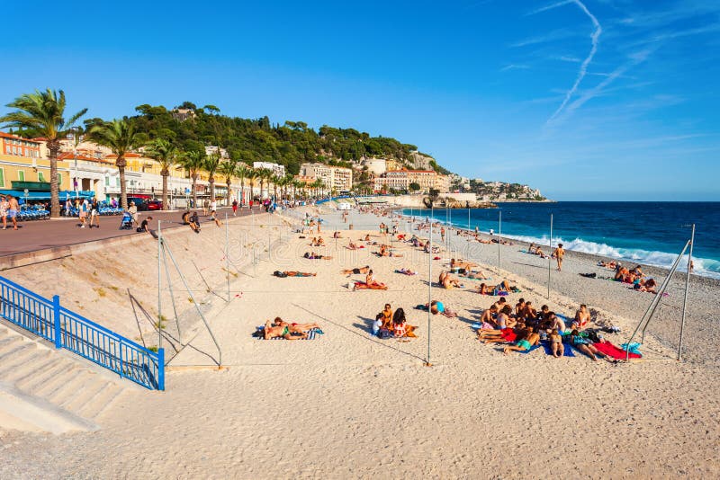 Strand-blauer Strand in Nizza, Frankreich Redaktionelles Stockfoto ...