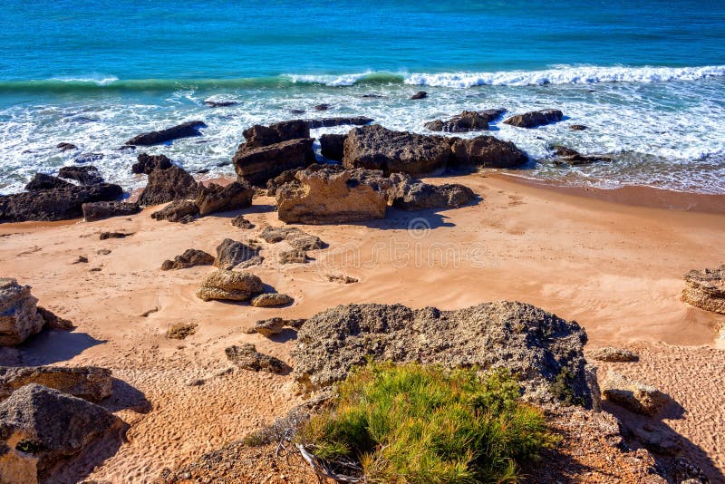 Strand Des Feinen Sandes Und Der Felsen Stockfoto - Bild von himmel ...