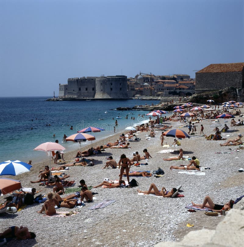 Strand, Dubrovnik redaktionelles stockbild. Bild von kroatien - 19636879