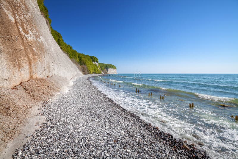 Strand En Krijtrotsen Op Het Eiland Rügen Stock Foto - Image of bomen ...