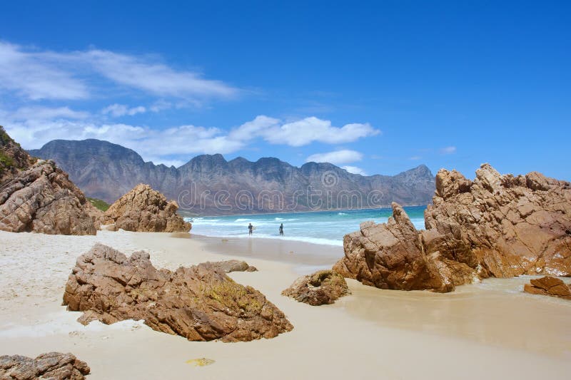 Strand Zwischen Felsen Und Meer Stockbild - Bild von freizeit, hoch ...