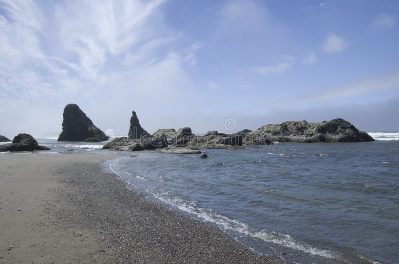 Strand, Felsen, Himmel stockfoto. Bild von felsen, sand - 76107636