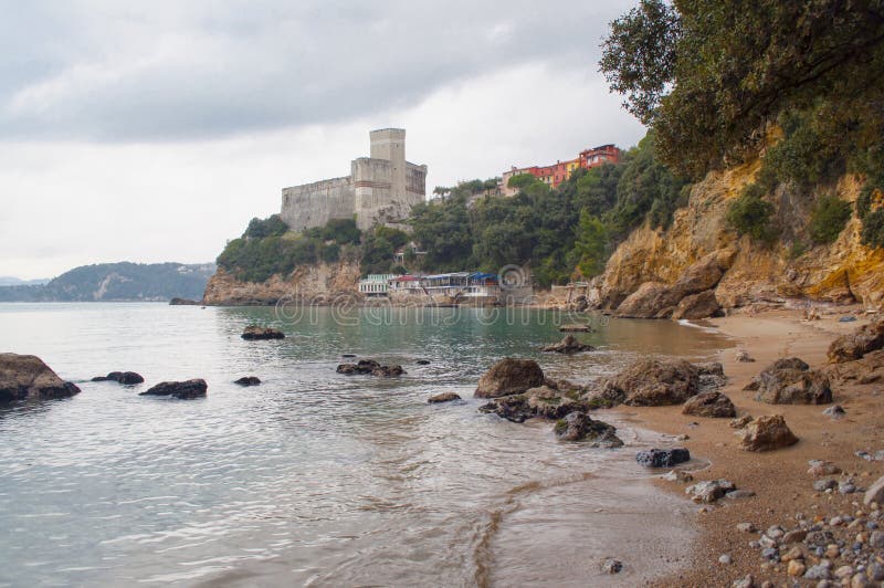 Strand in Lerici, Italien stockbild. Bild von meer, bunt - 73587801