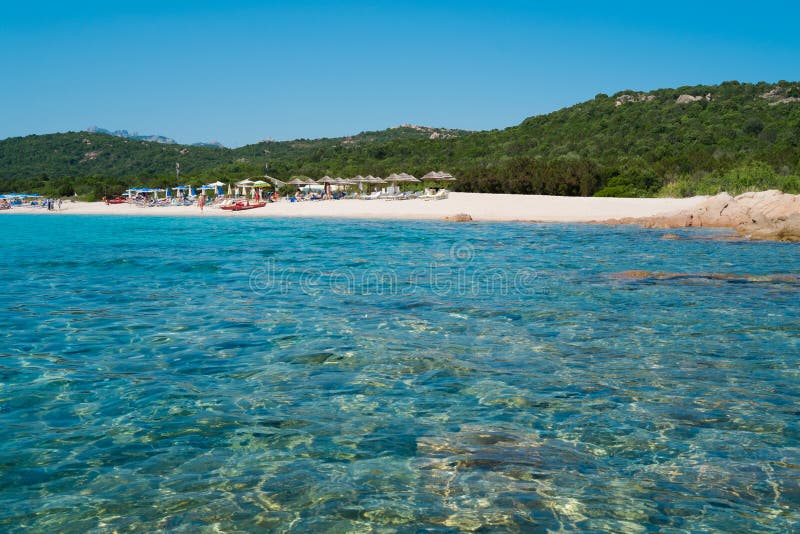 Liscia-ruja Strand in Costa Smeralda Stockbild - Bild von sand, bunt ...
