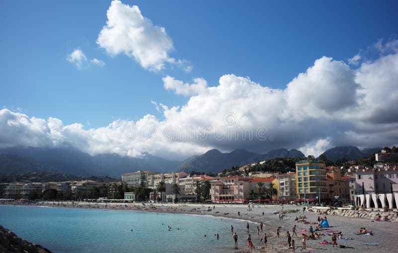 Strand in Menton redaktionelles bild. Bild von stadt - 67232800