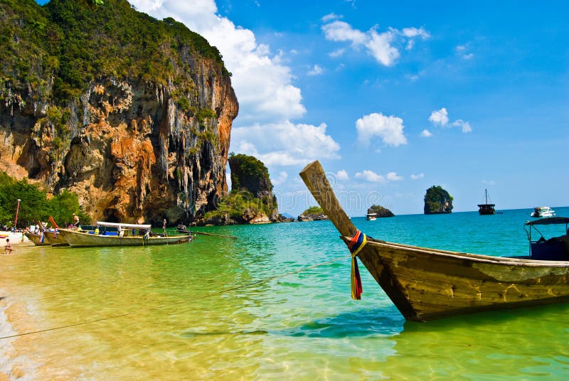 Strand mit Boot stockfoto. Bild von plätze, insel, felsen - 14466604