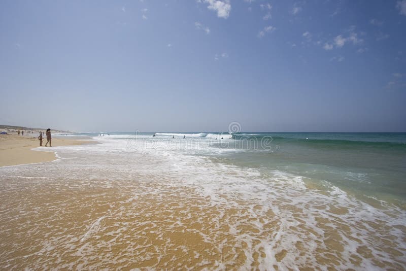 Strand Mit Einigen Personen Stockfoto - Bild von sonnenbad, gruppe: 1082854