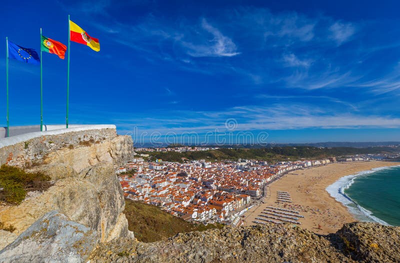 Strand in Nazare - Portugal Stockfoto - Bild von hotel, stadtbild: 92975468