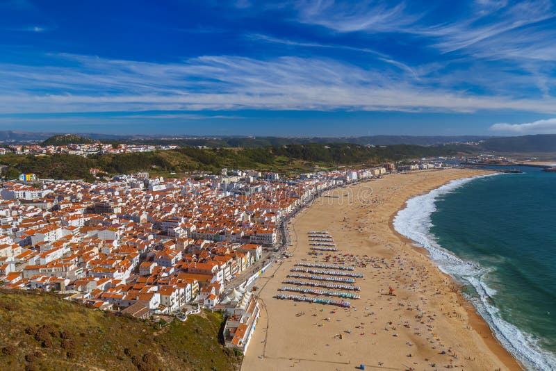 Strand in Nazare - Portugal Stockfoto - Bild von hotel, stadtbild: 92975468