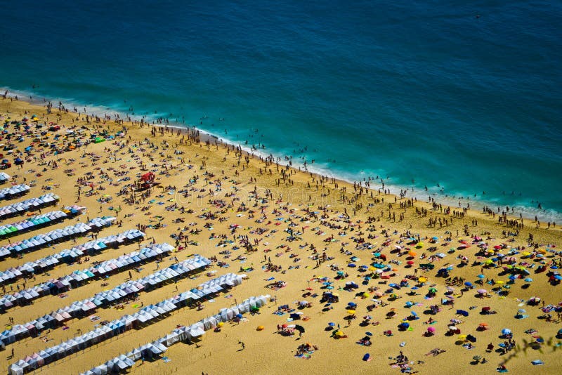 Strand in Nazare - Portugal Redaktionelles Stockbild - Bild von ...