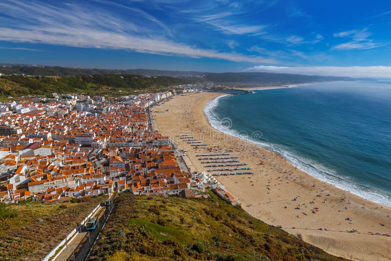 Strand in Nazare - Portugal Stock Foto - Image of golf, ligplaats ...