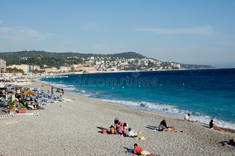Tag am Strand in Nizza, Frankreich Stockfoto - Bild von sonnenbaden ...