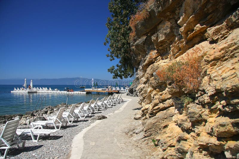 Strand in Ohrid stock afbeelding. Image of stilte, hemel - 30945825