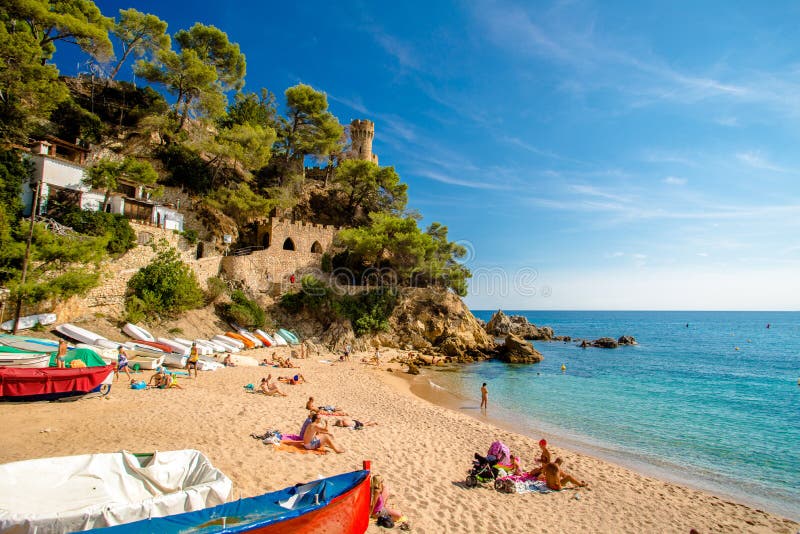 Strand Sa Caleta redaktionelles stockfotografie. Bild von barcelona ...