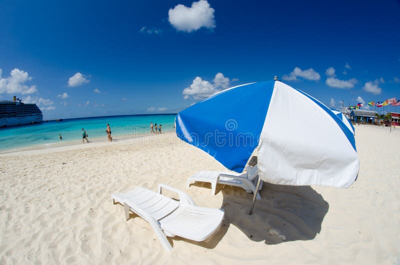 Strand Und Crystal Clear Waters Von Grand Cayman Stockbild - Bild von ...