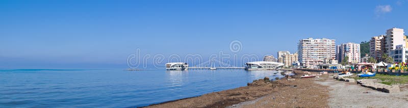 Strand Und Pier in Durres, Albanien Stockbild - Bild von seebrücke ...