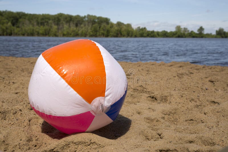 Strandbal bij het meer stock foto. Image of zand, landschap - 72249842