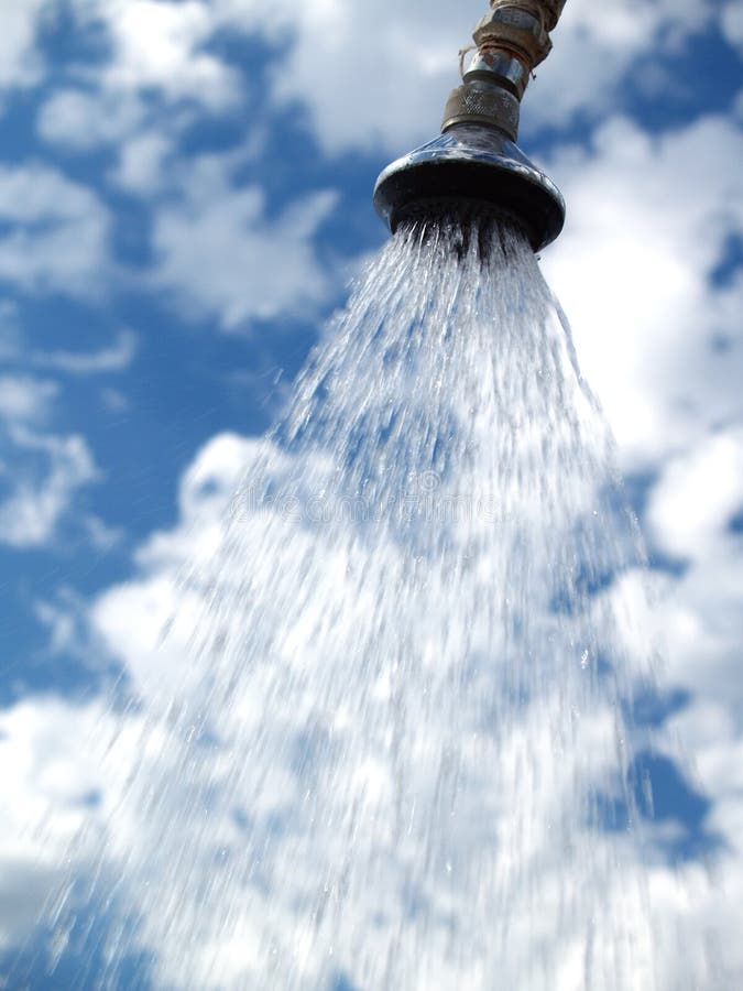 Dusche Auf Strand Schöne Sitz-Frau, Die Dusche Am Swimmingpool Nimmt ...