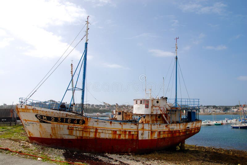 Shipwreck at shore editorial photography. Image of rusty - 218061762