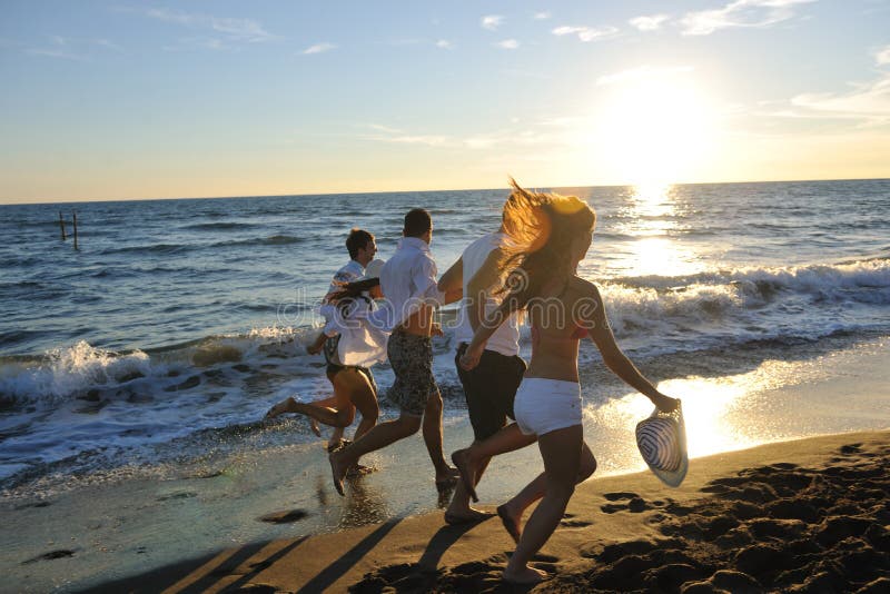 Strandparty stockbild. Bild von picknick, gruppe, strand - 17206161