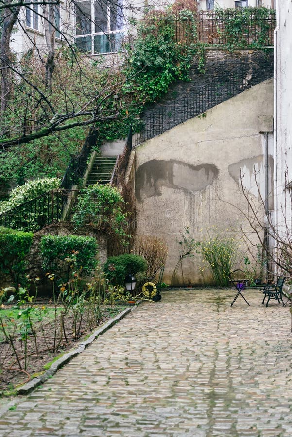 Straten Van Parijs in De Regen Stock Afbeelding - Image of donker ...