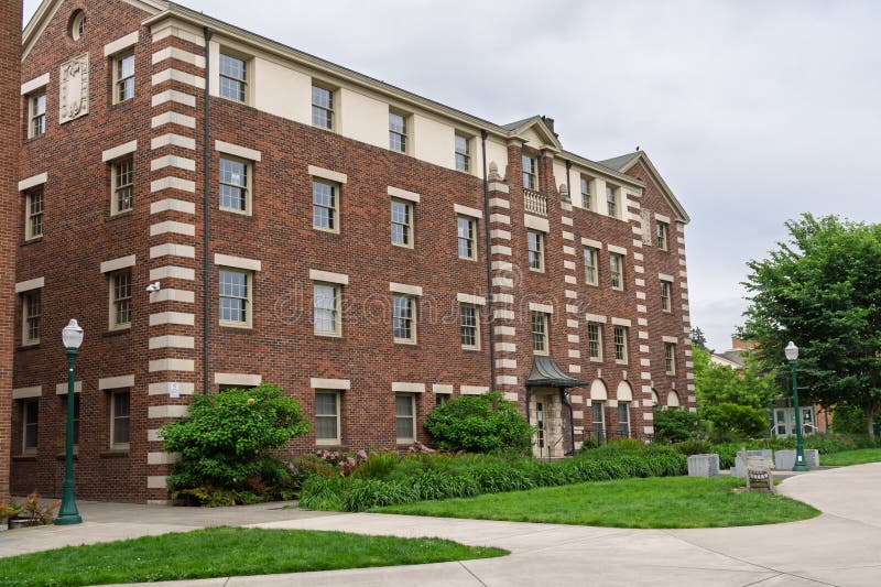 Straub Hall on the Campus of the University of Oregon Editorial Image - Image of campus, college ...
