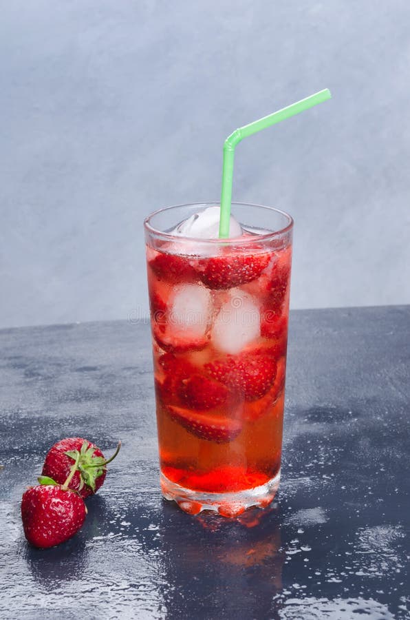 Strawberry Alcohol Cocktail Stock Image - Image of citrus, ingredient ...