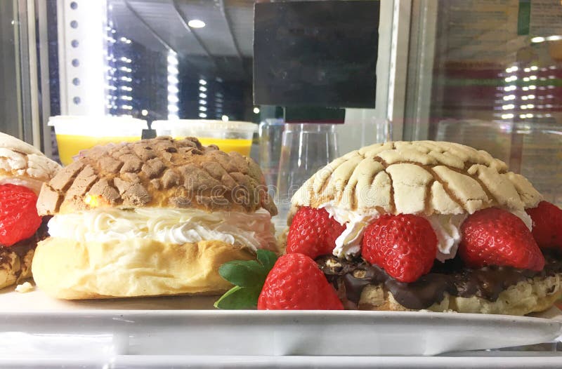Strawberry Concha Bread Pastry Stock Image - Image of bakery, colorido ...
