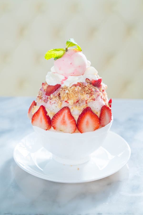 Strawberry crumble bingsu stock image. Image of dessert - 91433615