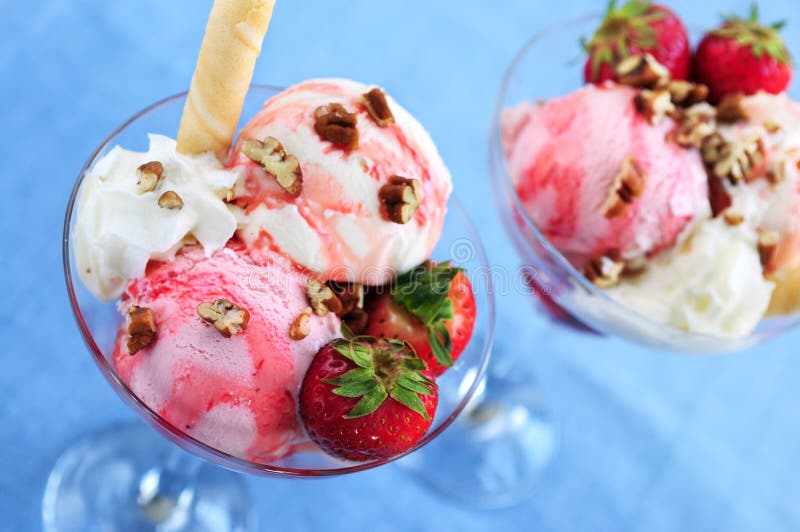 Strawberry Ice Cream Sundae Stock Image - Image of glass, pecans: 5223329