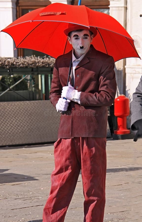 Street artist as Charlot editorial stock image. Image of urban - 22116349