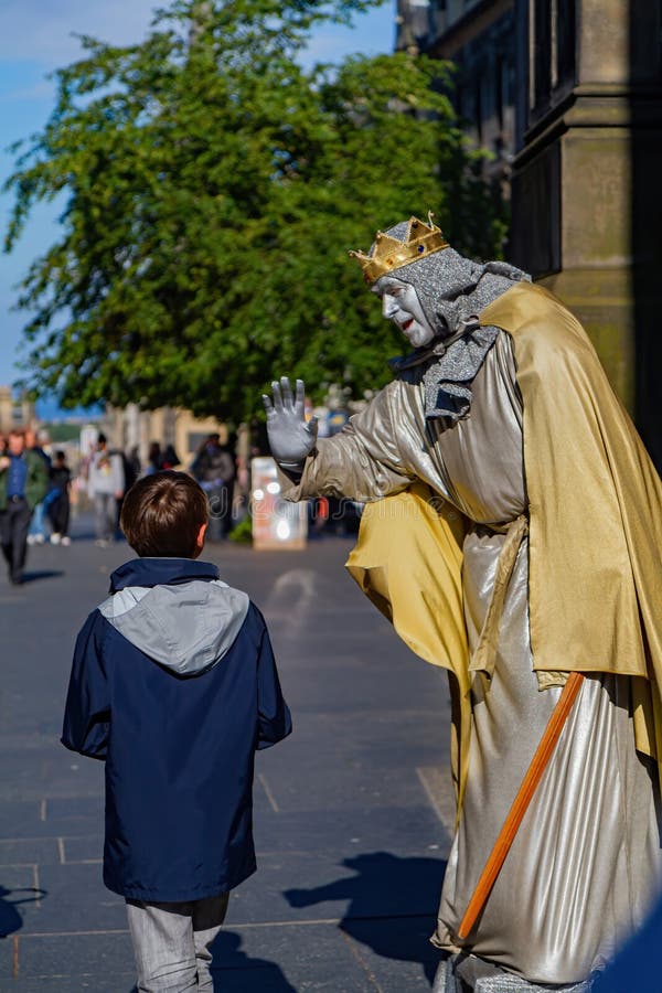 Street Artist Do the Performance in the Edinburgh Downtown Editorial ...