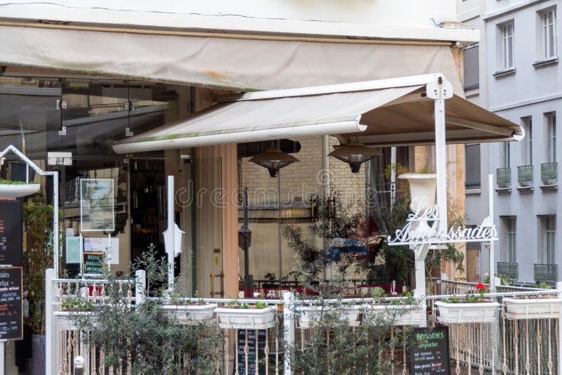 Street cafe in paris editorial photo. Image of tourist - 262904236