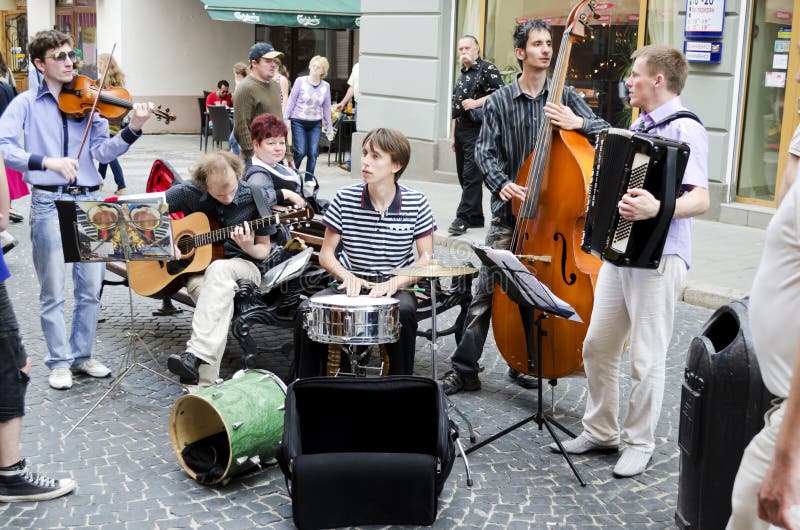 Street musicians editorial photo. Image of outdoor, cityscape - 25301101
