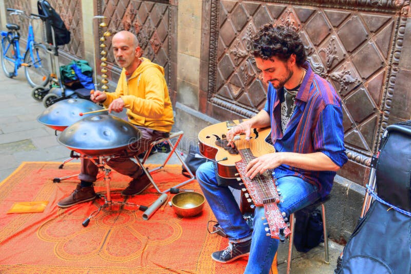 Street Musicians Entertaining Tourists Near Landmark Florence ...