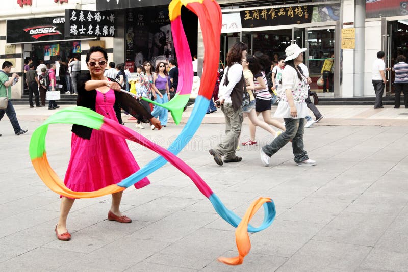 Street performancer editorial photography. Image of artist - 15796907