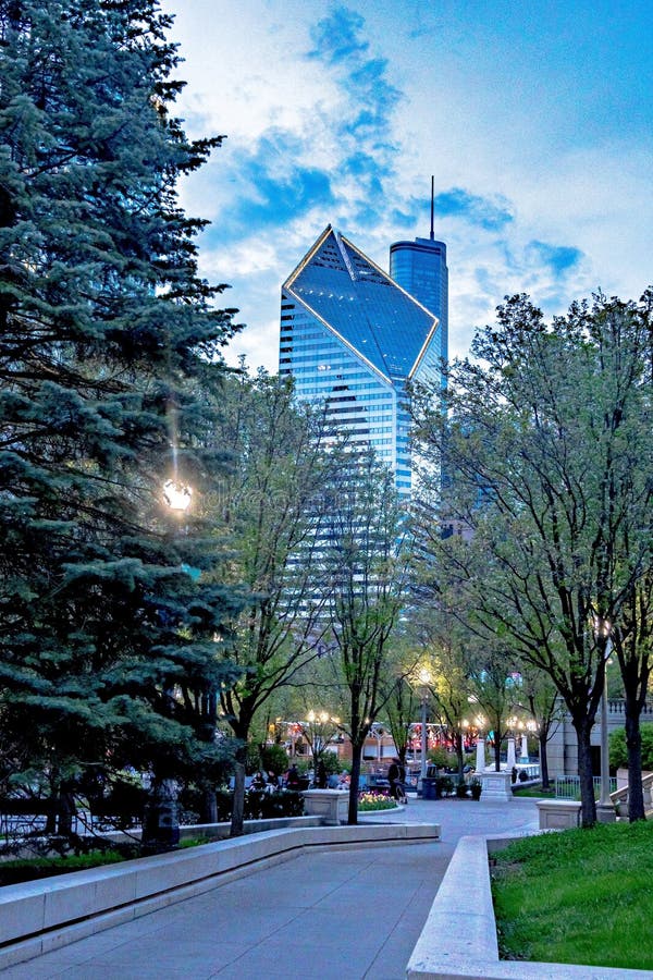 Street and Riverview Scenes in Downtown Chicago Editorial Image - Image ...