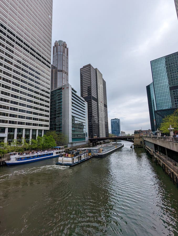 Street and Riverview Scenes in Downtown Chicago Editorial Image - Image ...