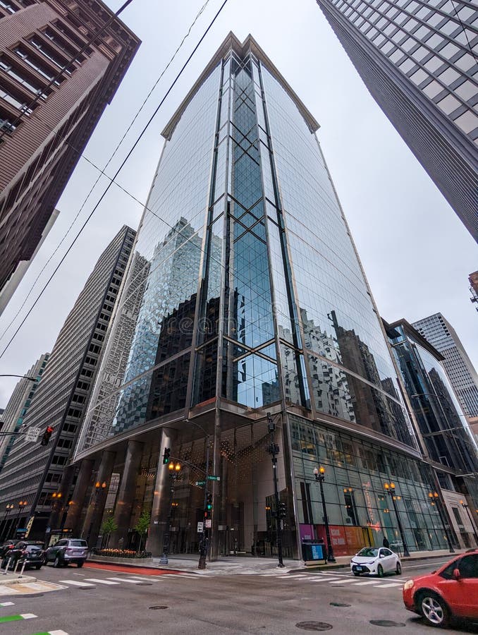 Street and Riverview Scenes in Downtown Chicago Editorial Stock Photo ...