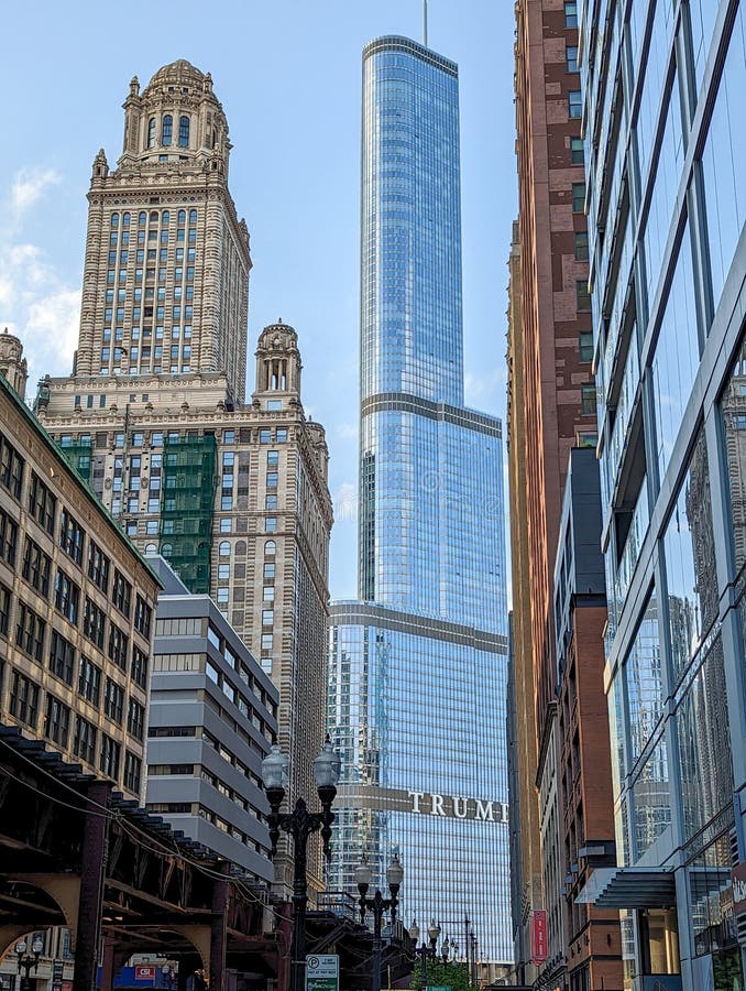 Street and Riverview Scenes in Downtown Chicago Editorial Stock Photo ...