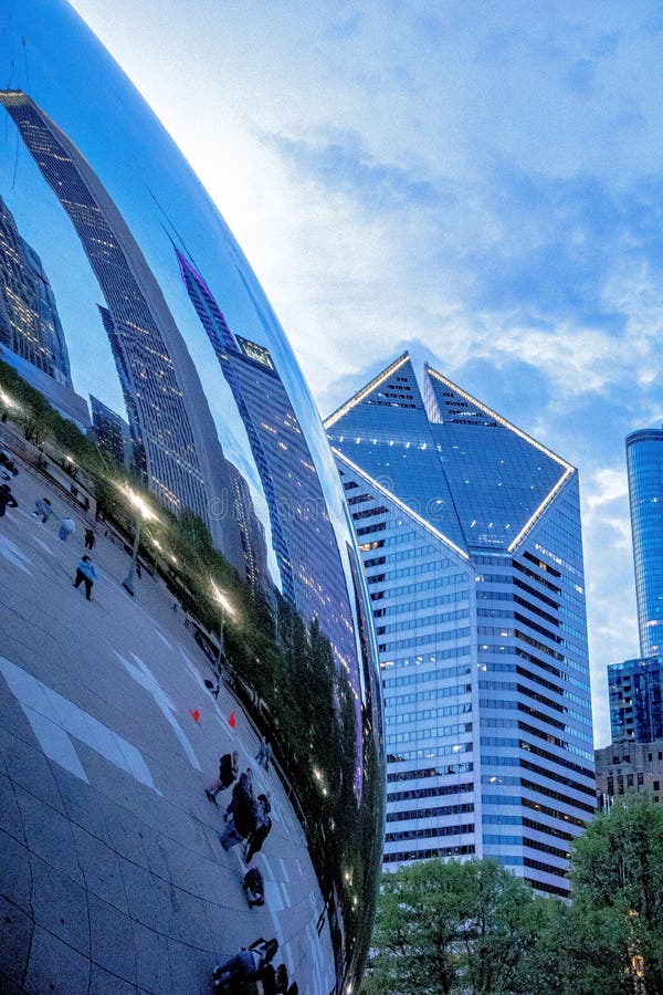 Street and Riverview Scenes in Downtown Chicago Editorial Stock Photo ...