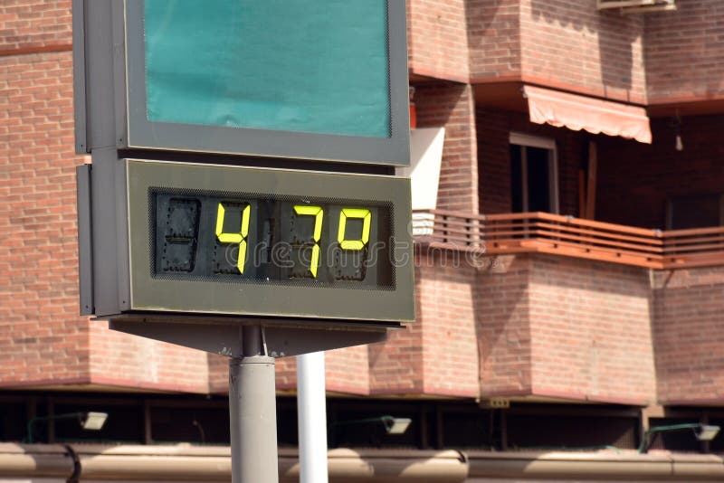 Street Thermometer Marking 47 Degrees Stock Image - Image of cronómetro ...