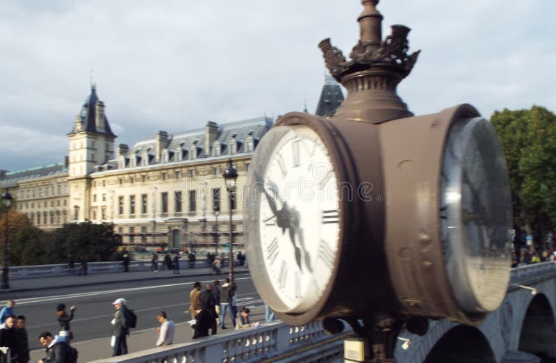 Streets of paris editorial stock image. Image of paris - 89933639