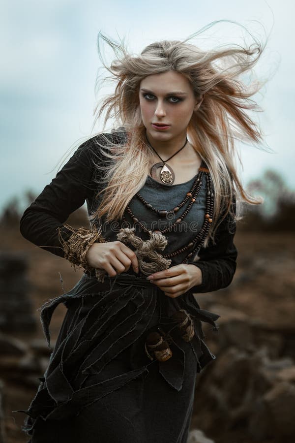 Vestito Rosso Dalla Ragazza Fotografia Stock - Immagine di maestoso ...