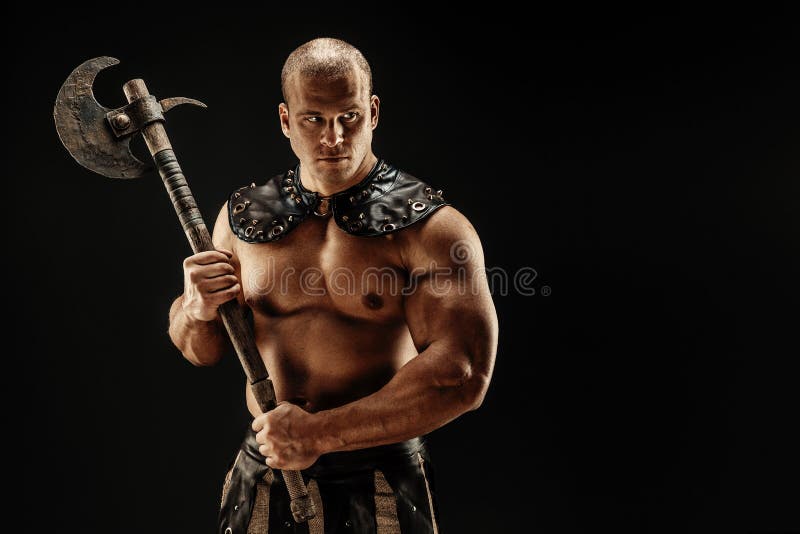 Strenge Barbaar in Leerkostuum Met Zwaard Stock Foto - Image of ...