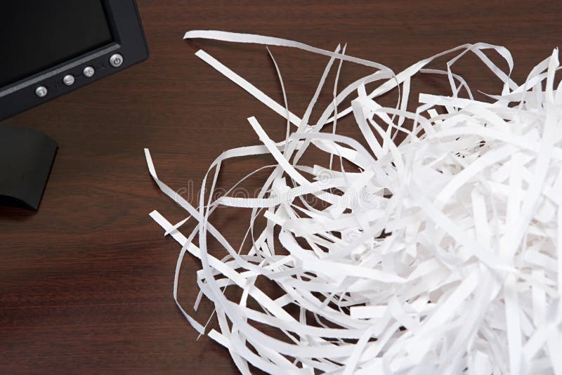 Strimlat papper på ett skrivbord royaltyfri bild