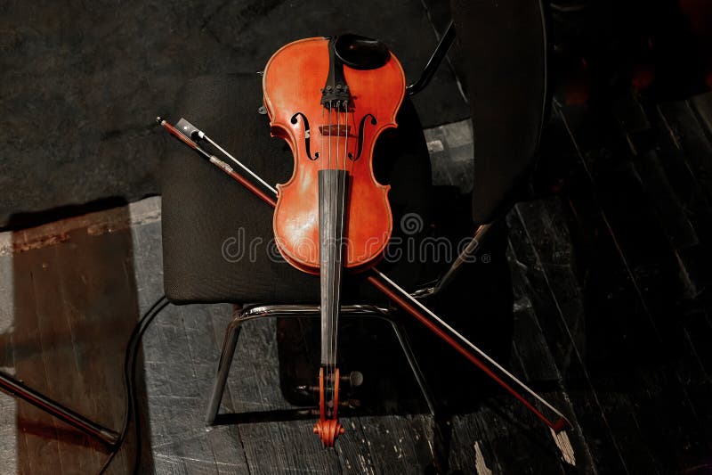 Stringed Instrument Violin Lies on a Chair in the Orchestra Pit Stock ...