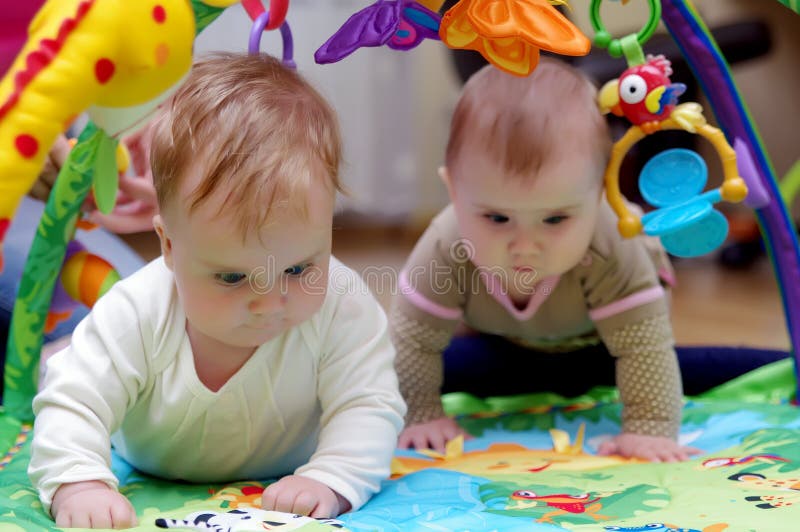 Strisciare dei bambini fotografia stock. Immagine di giocattolo - 16013162