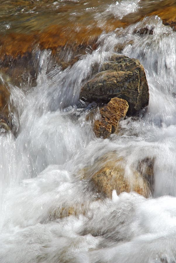 Stromend Water stock foto. Image of zijdeachtig, streaming - 2109004