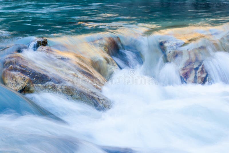 Stromend water stock afbeelding. Image of turkoois, water - 32962437